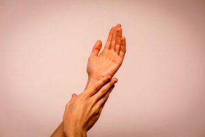 8 Ways To Stop Shaking Hands – Stop The Tremors!