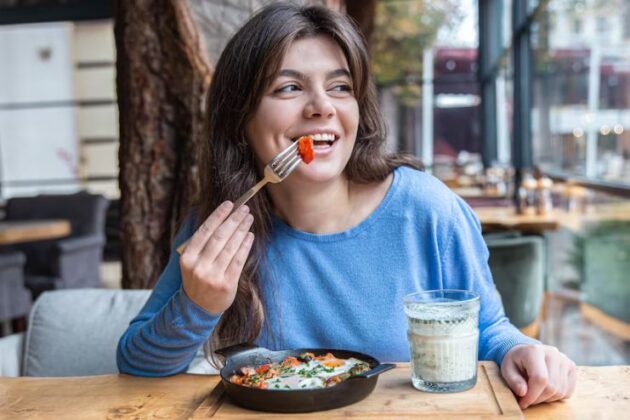 Eating Slowly vs. Fast: How Eating Pace Affects Health and Weight