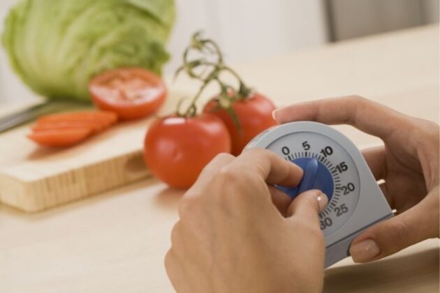 Why Eating Too Quickly Hurts Your Digestion (and How to Slow Down)