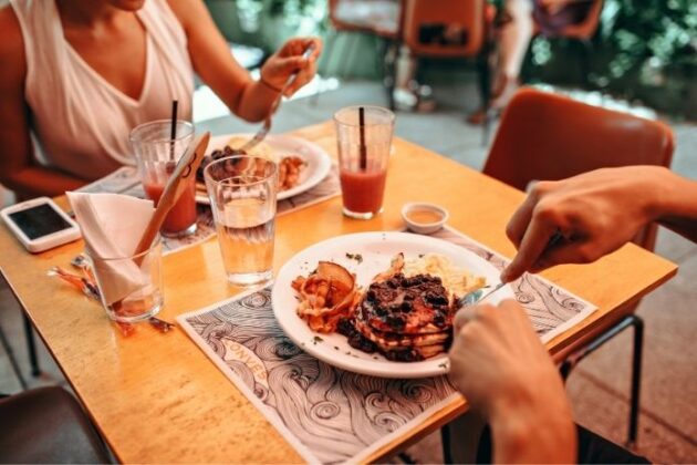 Why Eating Too Quickly Hurts Your Digestion (and How to Slow Down)