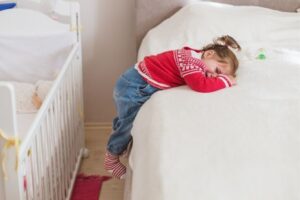 What to Do If Your Baby Falls Off the Bed: Doctor-Approved First Steps ...